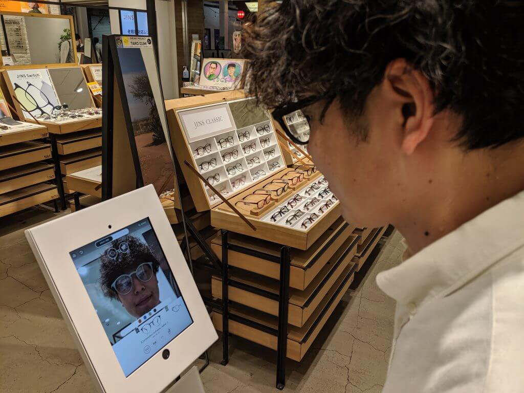 AI顔認証で似合う眼鏡を提案！JINS最新の複合デジタルサービス、全国の店舗とオンラインショップに登場 | DXを推進するAIポータルメディア「AIsmiley」